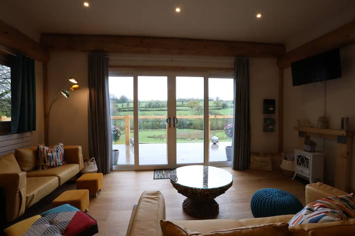 The Lodge At Gales Court, Luxury Log Cabin - Shepton Mallet