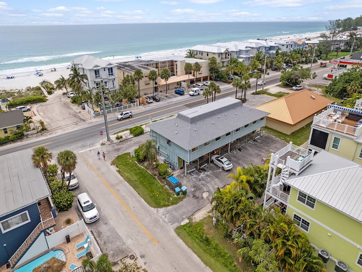 Tropical Paradise Destination - Bradenton Beach, FL