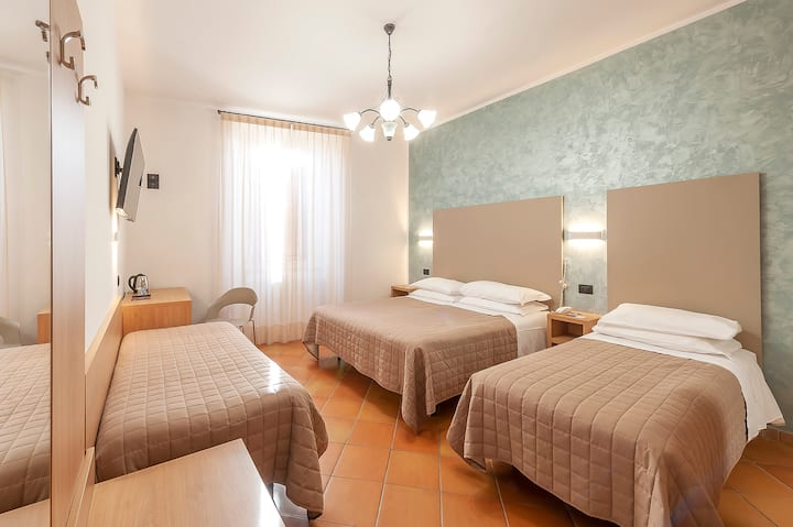 Camera Quadrupla In Hotel Nel Cuore Di Assisi - Assisi
