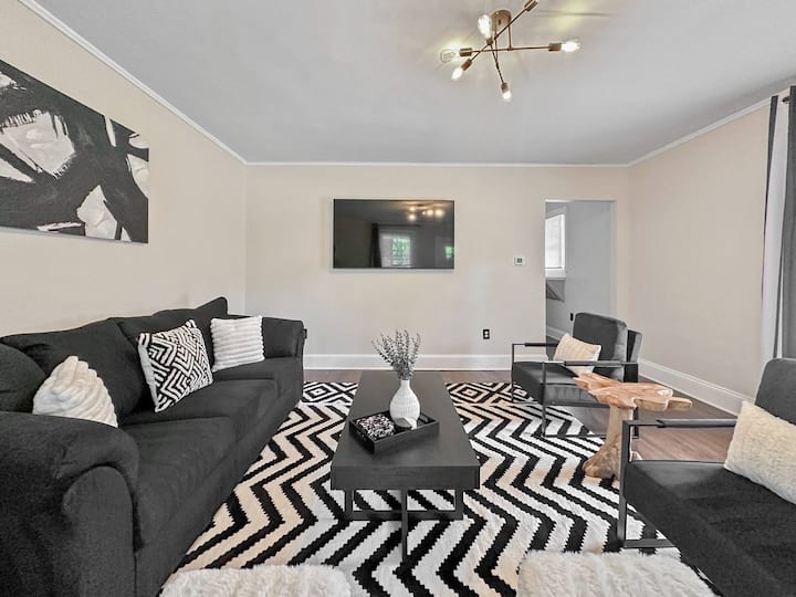 Black And White Chic Retreat - Charlotte, NC