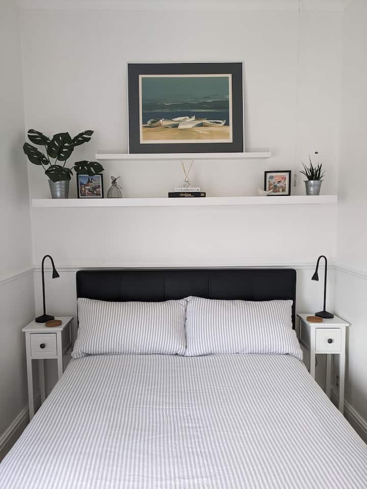 Large Double Room With Ensuite & Breakfast - Stockport