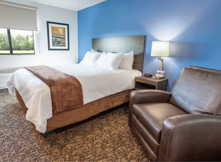 One Queen Cozy Stay W/ Amenities For Up To 2 - Davidson, NC