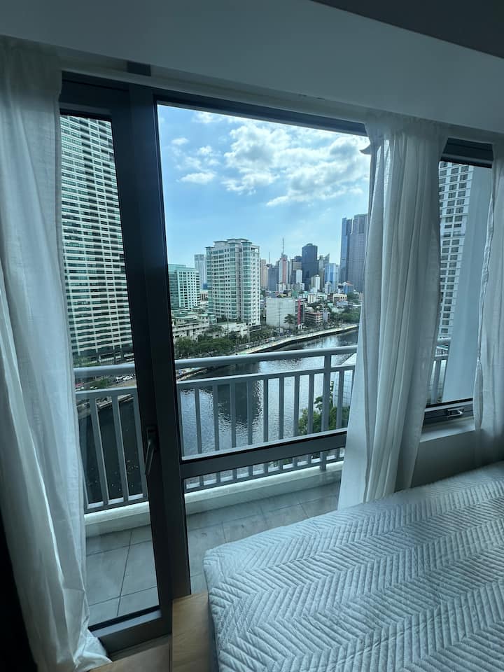 Tranquil Escape @ Acqua Near Makati W/pool And Gym - Makati