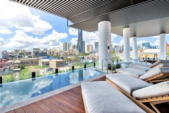 Valley Pad W Infinity Pool, Huge Gym & Balcony - Brisbane