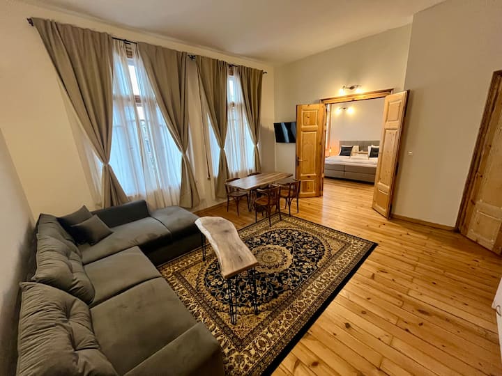 Skyler Vintage Two-bedroom Apartment - Plovdiv