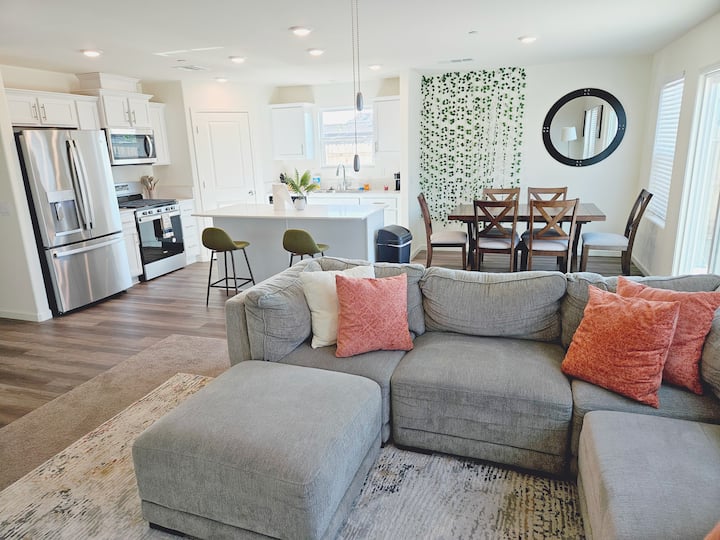 Spacious New Construction Escape - Bakersfield, CA
