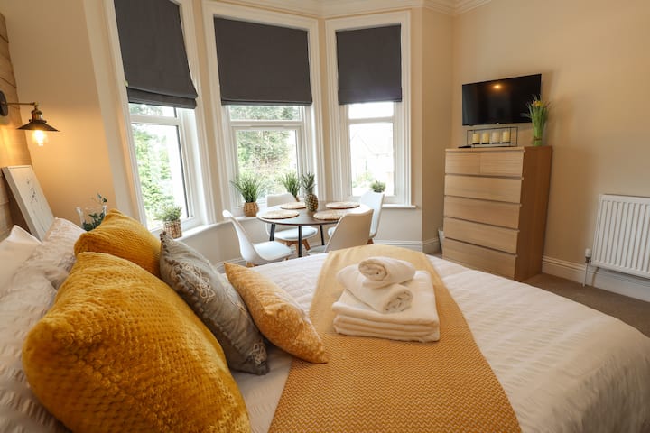 Modern, Cosy, Close Town, Hospital Long Term - Eastbourne