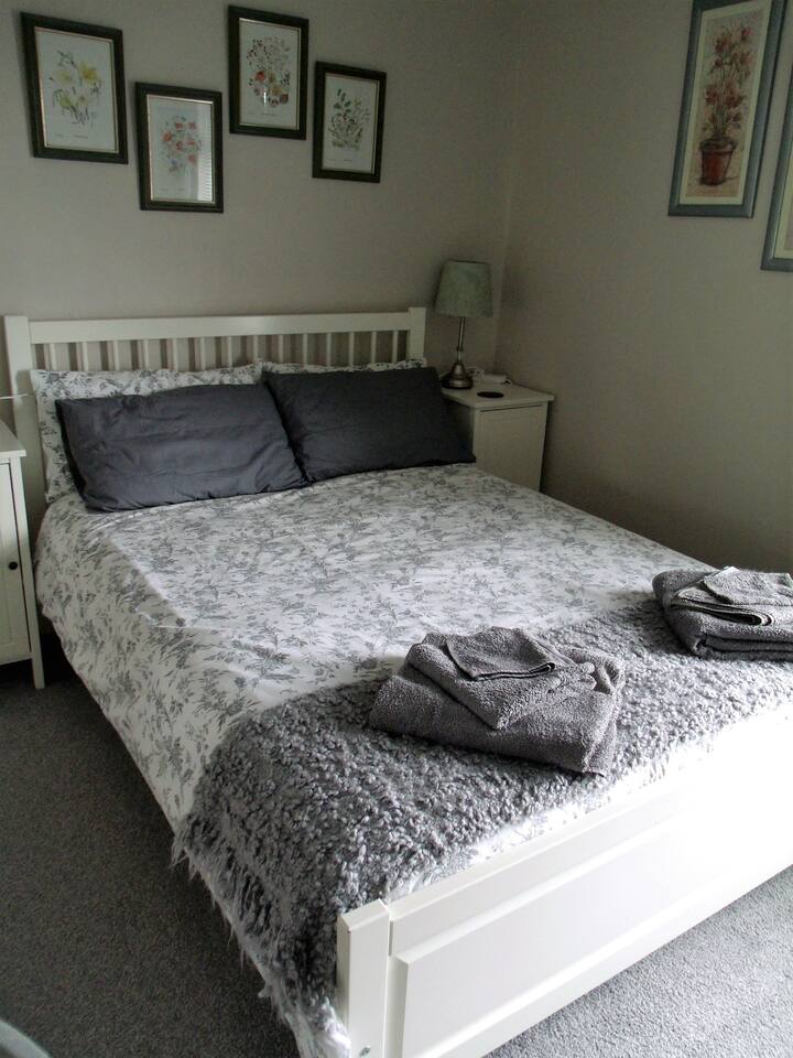 Up To 4 Rooms + Dedicated Bathroom, Breakfast Inc - Port Talbot