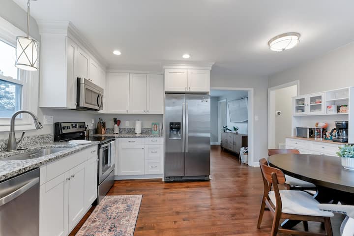 4 Beds + Game Room + Family & Dog Friendly! - Norfolk, VA