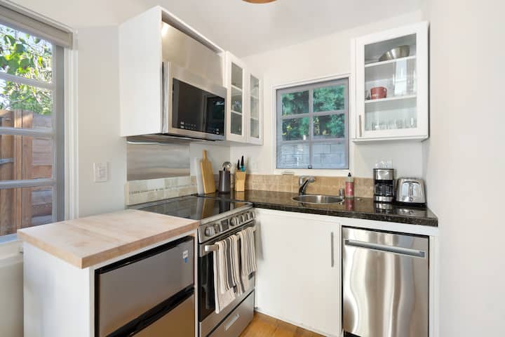 Serene Guest House With Large Private Yard - Los Angeles, CA