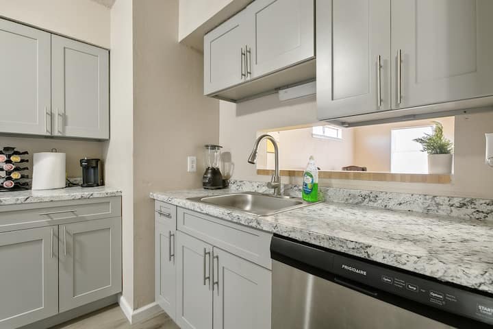 Large 2 Bedroom Renovated T9 - Kenner, LA