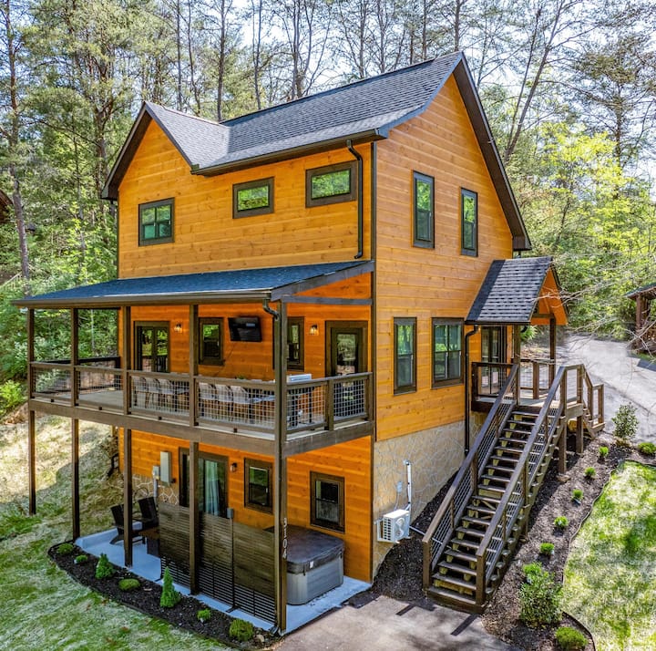 Brand New Cabin W/ Indoor Pool! - Pigeon Forge, TN