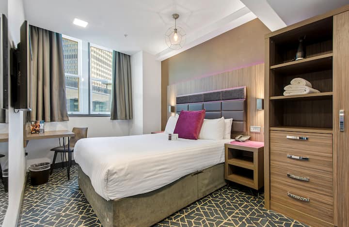 One Bedroom Flat At Roomzzz Manchester Victoria - Manchester