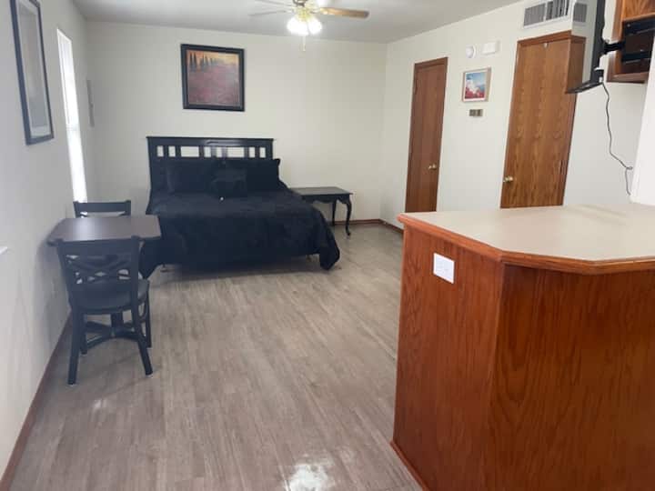Spacious Studio Apartment C-4 - Stillwater, OK
