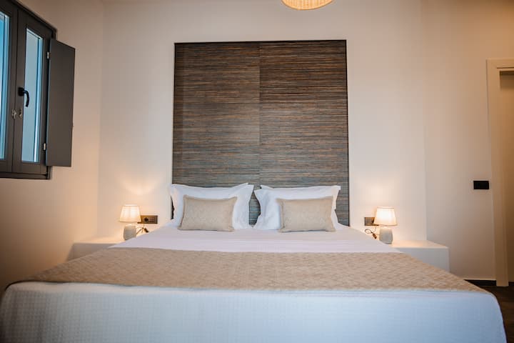 Bonsai 4 Lux Suites-pool & Jacuzzi - Santorini