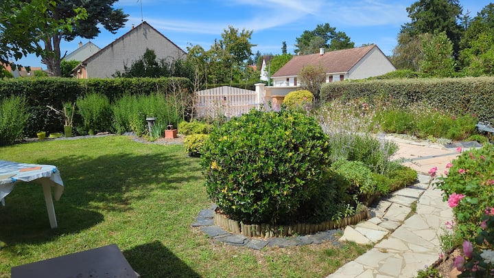 Chambre Au Calme Avec Jardin Dans Maison Familiale - Montargis