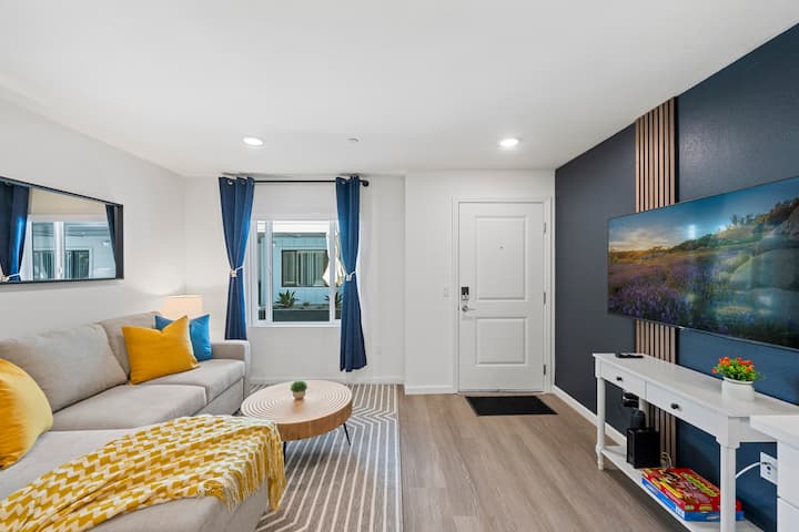 Coastal King Bed Villa, Steps From Beach, Parking! - Country Club - San Diego