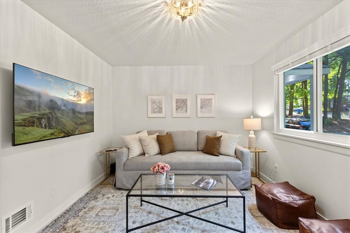 City Center Charm: Chic 2bed/1.5br Townhome - North Carolina State University, Raleigh