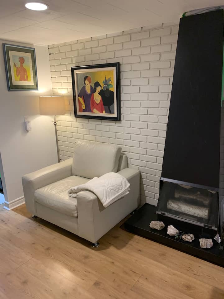 Spacious Bedroom With Private Bathroom & Kitchen - Oakville