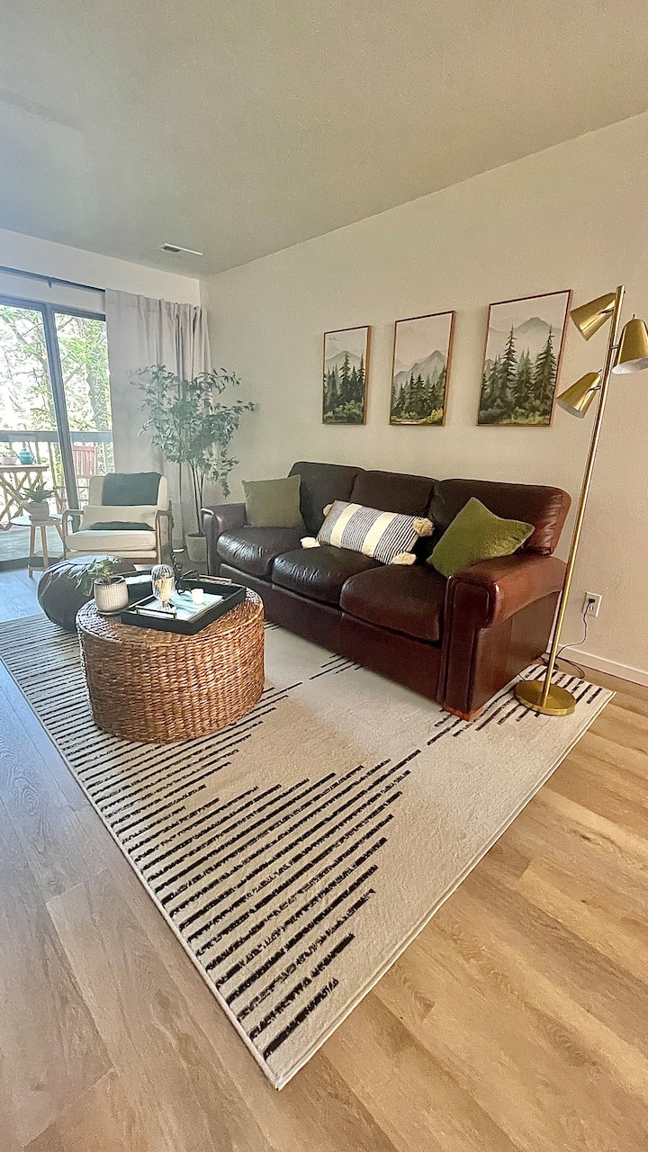 Tastefully Furnished 1-bed Condo - Bellevue, WA