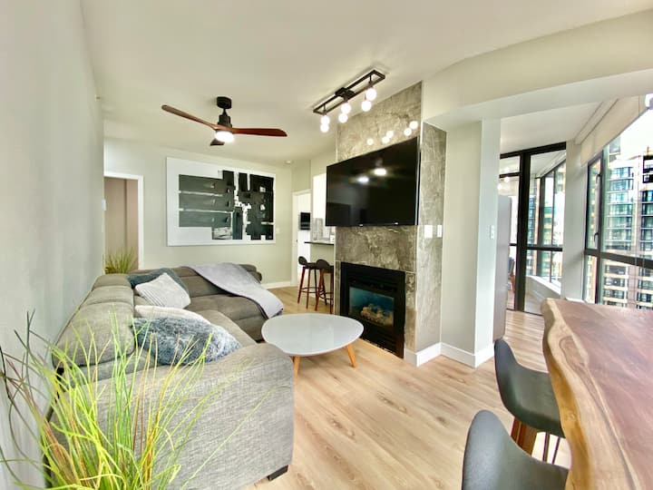 Stylish Two Bedroom Condo With Free Parking - Vancouver