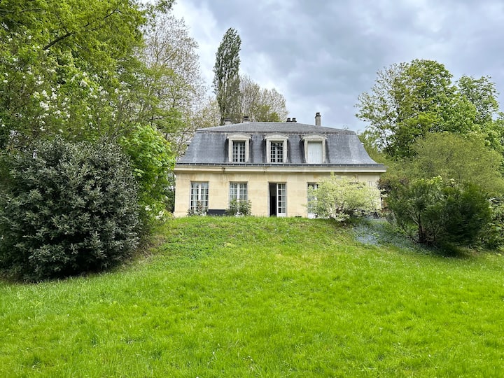 Fabulous Spot For Special Event & Regular Housing - Versailles