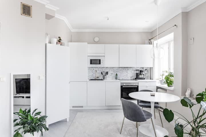 Modern Top Floor Skyline‑view Studio - Helsinki