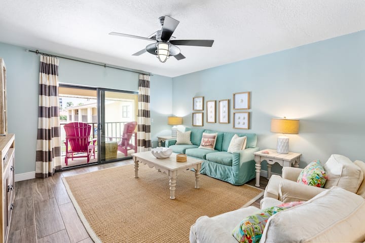 Island Time Oasis Pool Walk To Beach & Balcony - Daytona Beach, FL