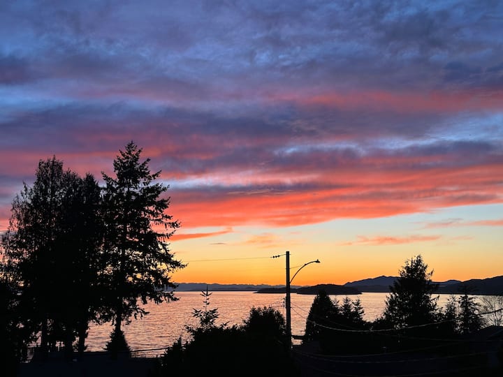 The Sunset Stay In Davis Bay - Roberts Creek