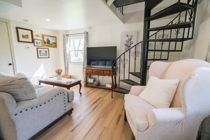 Hadley Hideaway Cottage - Northampton, MA