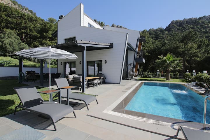 Turunç' Ta Havuzlu Villa-2 (4+2) - Marmaris