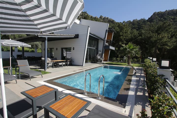 Turunç' Ta Havuzlu Villa-2 (4+2) - Marmaris