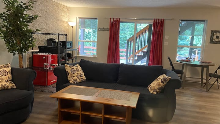 Private Spacious Walk-out Suite - Langford