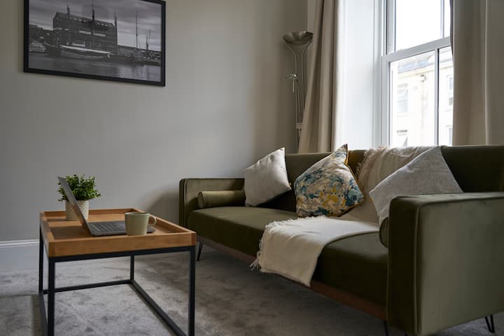 Spacious Central 2 Bed Apt, 5 Beds | Kahuna Stays - Gloucester, UK