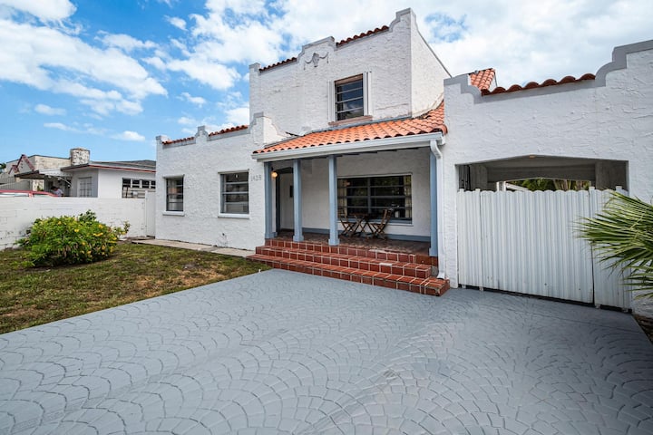 Classic West Brickell Mansion Sleeps 14 - Miami