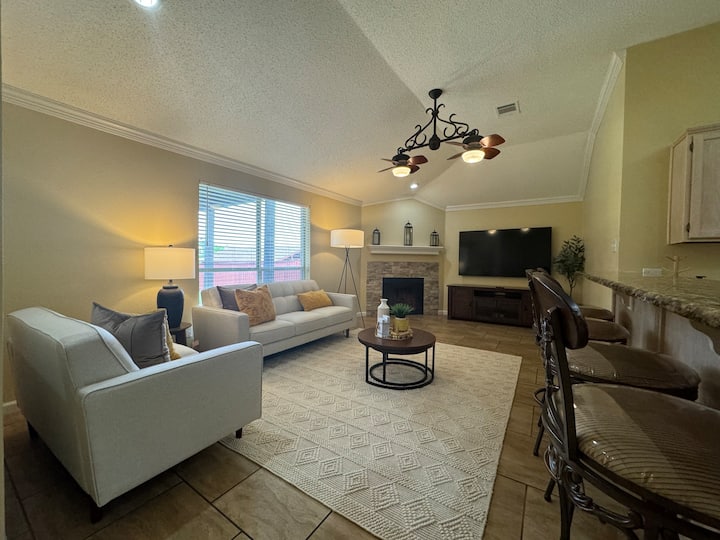 Luxury Home W/backyard - Perfect For Groups - Grand Prairie, TX