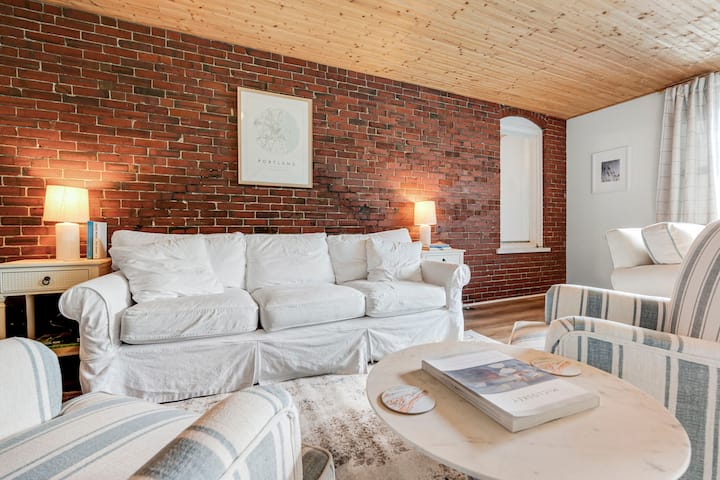 Sunny 2-bedroom In Portland, Me - Portland, ME