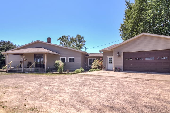 40 Bed In 10 Rm,4 Bath,  Beautiful Home, Lg Kitch. - Fall Creek, WI