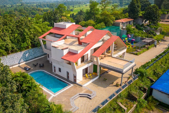 5br@amorist Villa W/ Pool, Turf & Mountain View - Matheran