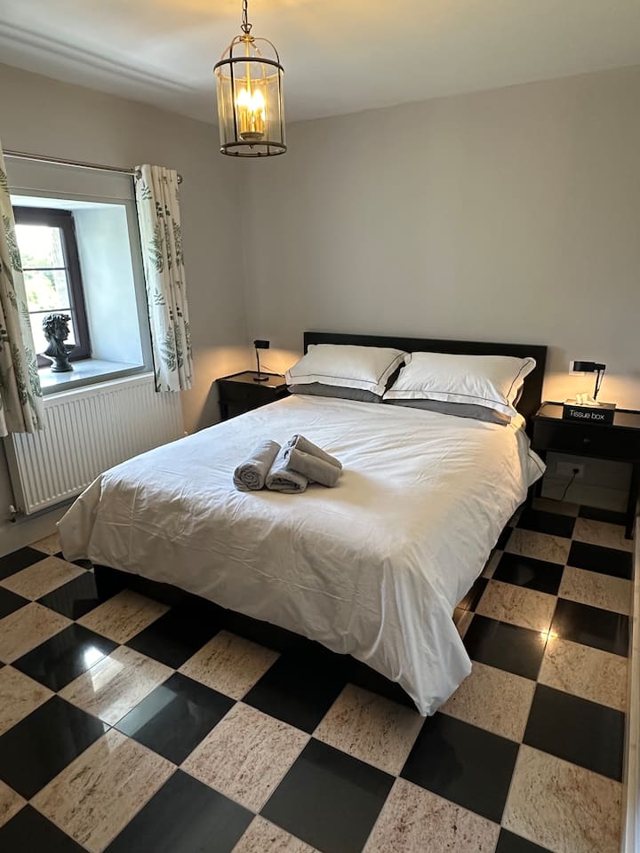 Large Family Room With En-suite - Le Vigeant
