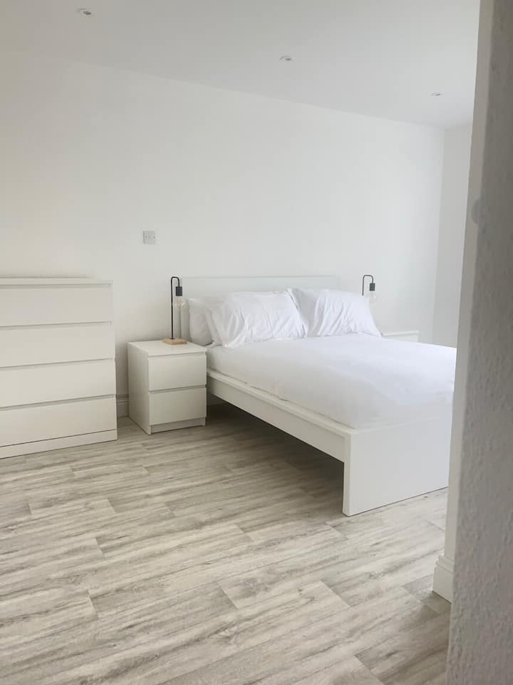 Chic City Pad • Central • 2 Bed • Sleeps 4 - 高威