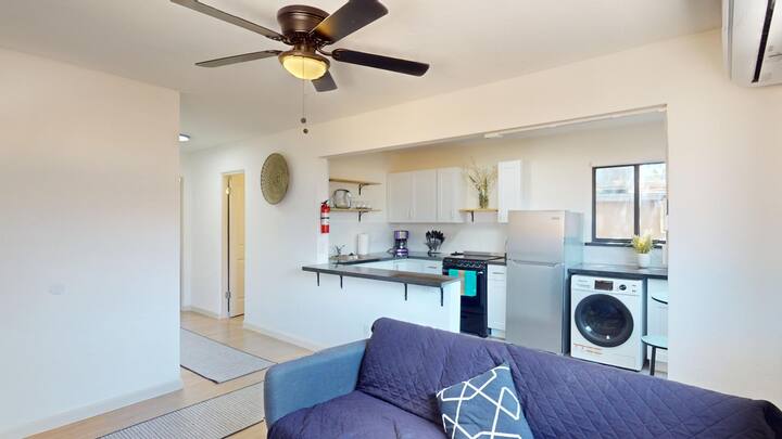 Chic Downtown Apart W/king Bed & In-unit Laundry - Albuquerque