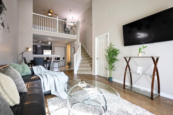 Lofty 2 Two Bedroom Apartment (New) - Farmers Branch