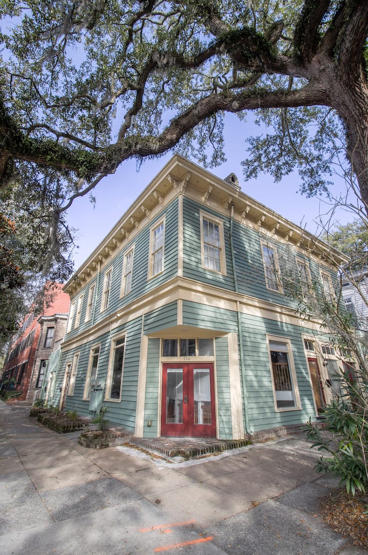 Savannah Historic Retreat - Sleeps 8 - Savannah, GA