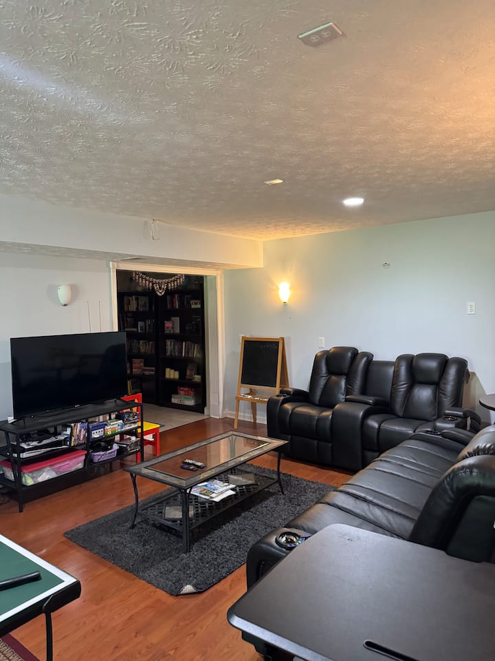 Entire Modern Apt. Near Downtown - New Albany, IN