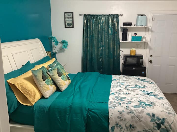 Cozy Hideaway - Miami Gardens, FL