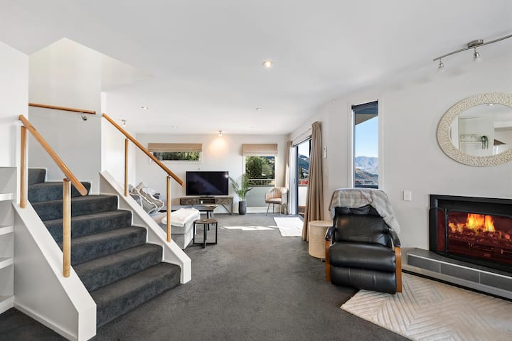 Modern 3 Bed Family Home With Breathtaking Views - Queenstown
