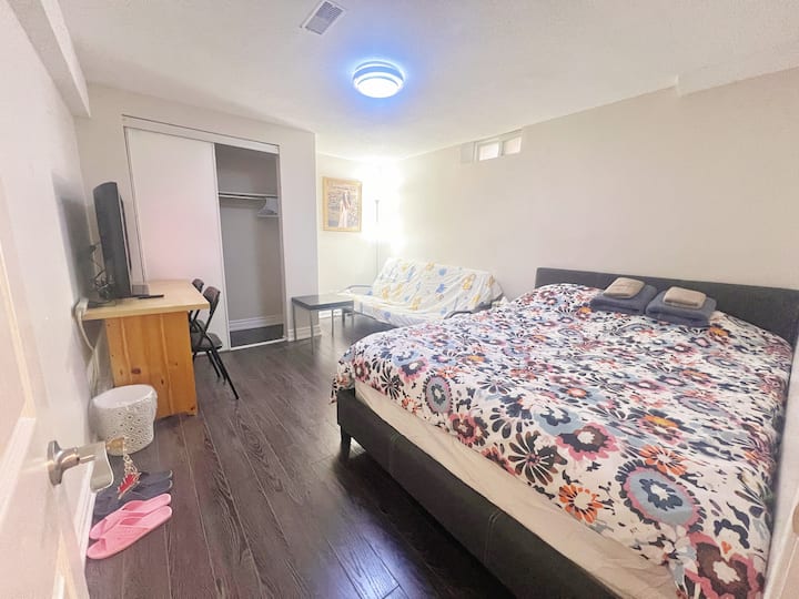 Tranquil Motel-style 2 Bedrooms Basement Suite - 