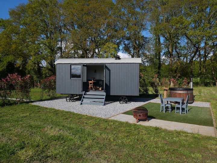 Shepherds Hut With Hot Tub In Surrey Countryside - Berkshire