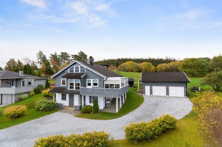 Stort Og Flott Hus Med Fine Uteområder/turstier - Småland